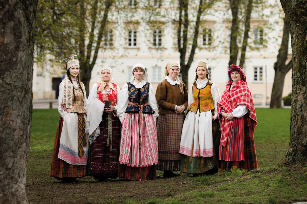 Paroda „Lietuvių tradiciniai ir tautiniai drabužiai: tekstilė, grafika ...