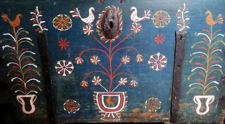 Gyventojai ir simboliai gyvybės medžio šakose parodoje „Žemė kėlė žolę ...